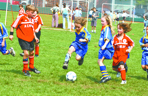 Downtown kickers enjoy a weekend of sun | amNewYork