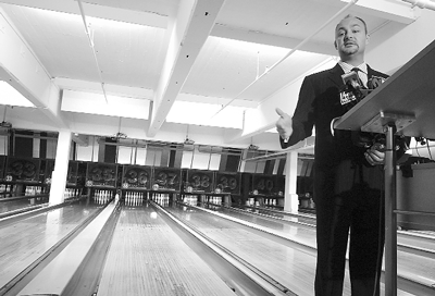 Arafat money rolls a gutter ball at Bowlmor Lanes | amNewYork