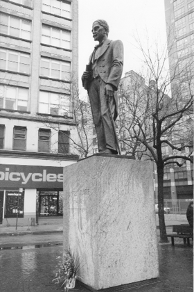 Duarte statue to remain center of his namesake square | amNewYork