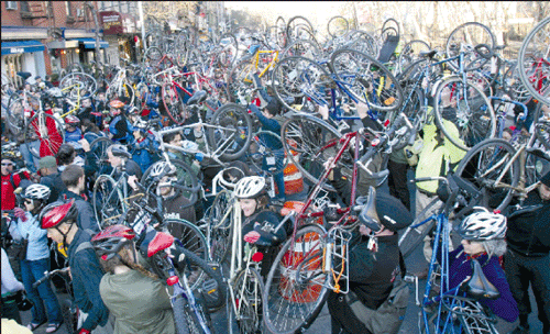 Heavy lifting as cyclists honor those killed on the road in ’06 | amNewYork