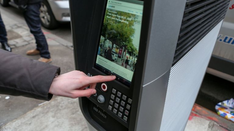 Need to get online or charge your phone? LinkNYC is there for your browsing needs | amNewYork