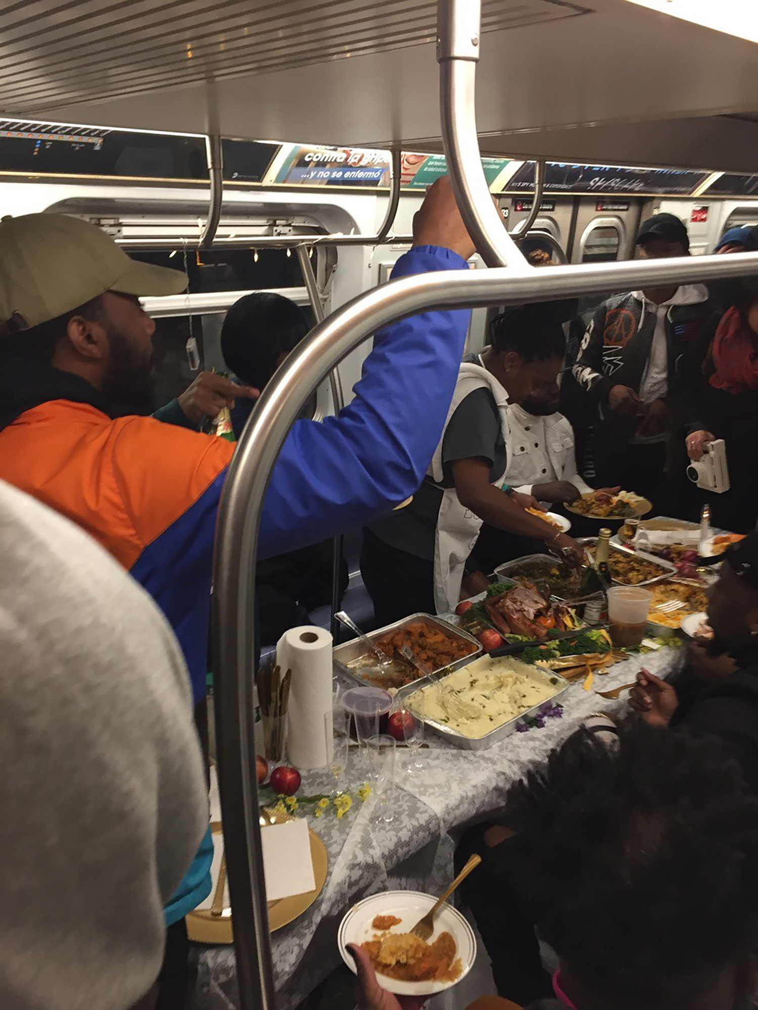 NYC commuters enjoy Thanksgiving feast on subway car | amNewYork