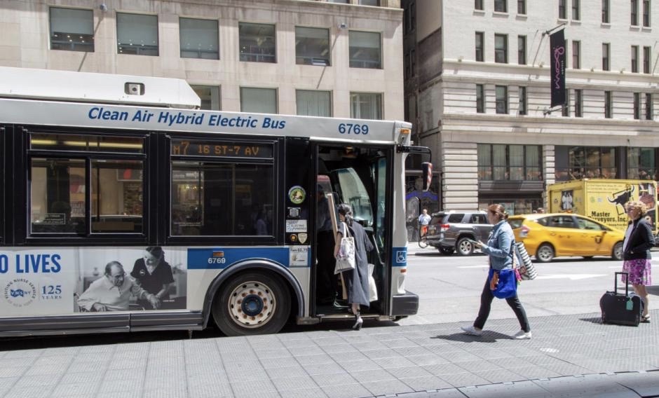 Bus boarding platforms are coming to 14th St. | amNewYork