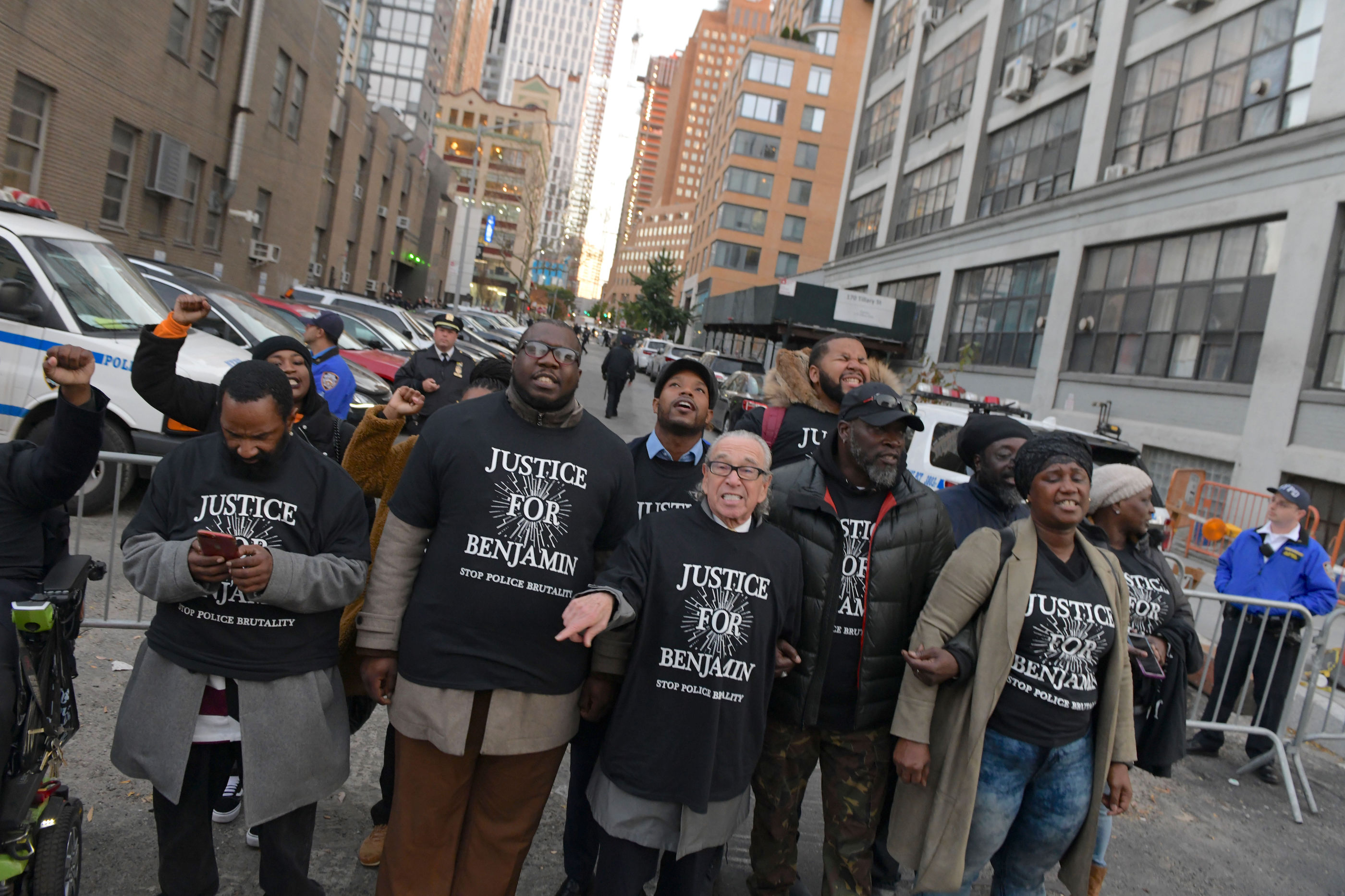Protesters in Brooklyn march to precinct to demand NYPD fire cop in ...