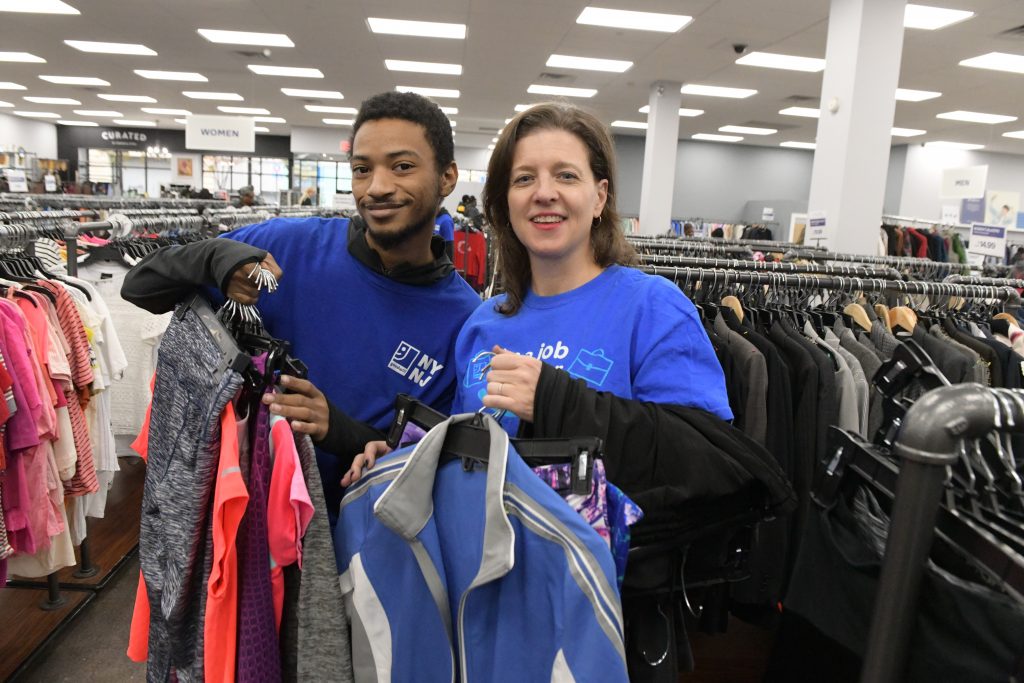 60 tons of clothing collected from NYC Marathon runners | amNewYork