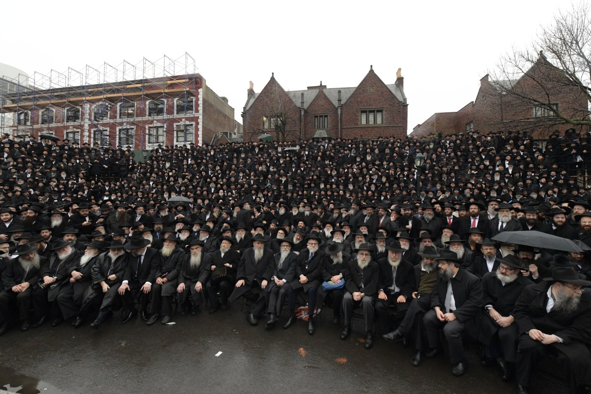 ‘Class picture’ of nearly 5,000 rabbis gathered at Brooklyn synagogue ...