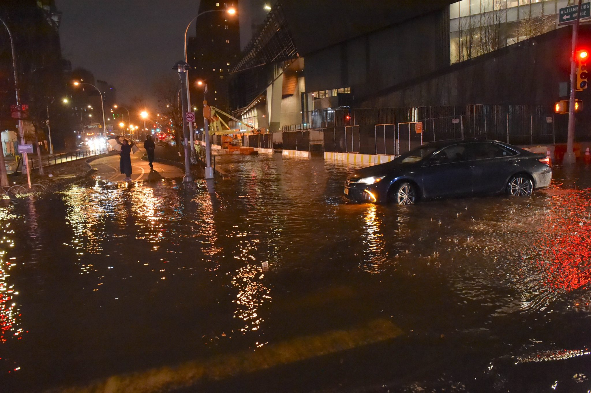Water main break in Manhattan leaves South Street flooded during ...