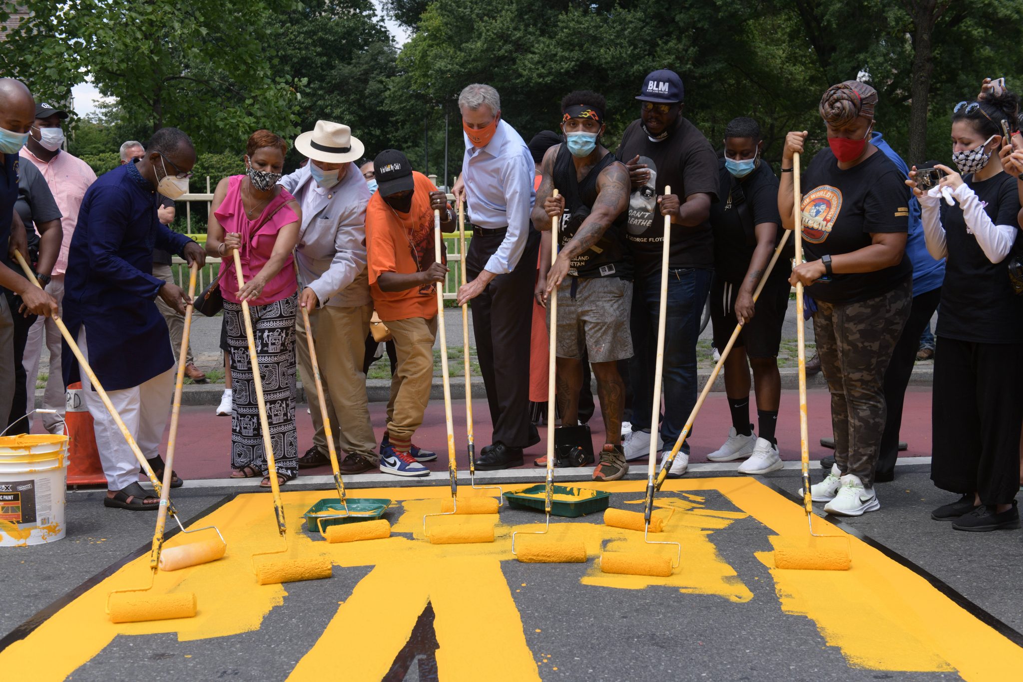 Mayor helps paint BLM mural in front of Queens family courthouse ...