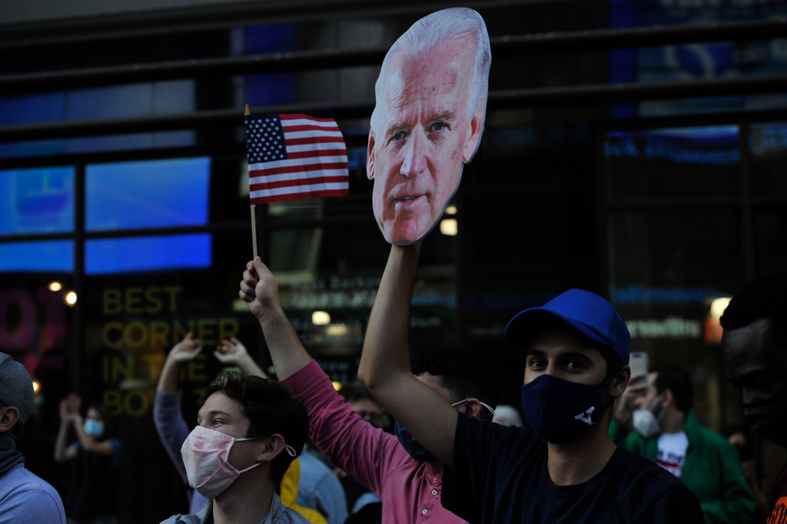 PARTY IN THE NYC: New Yorkers celebrate Biden victory, Trump defeat in ...