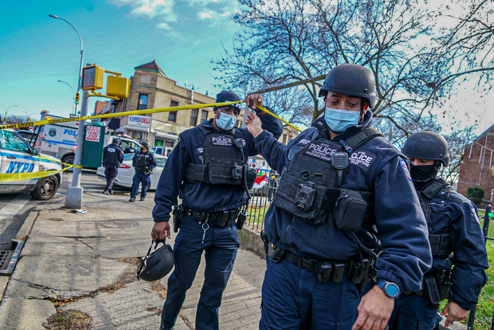 NYPD responds to report of armed suspect barricaded inside of Queens ...