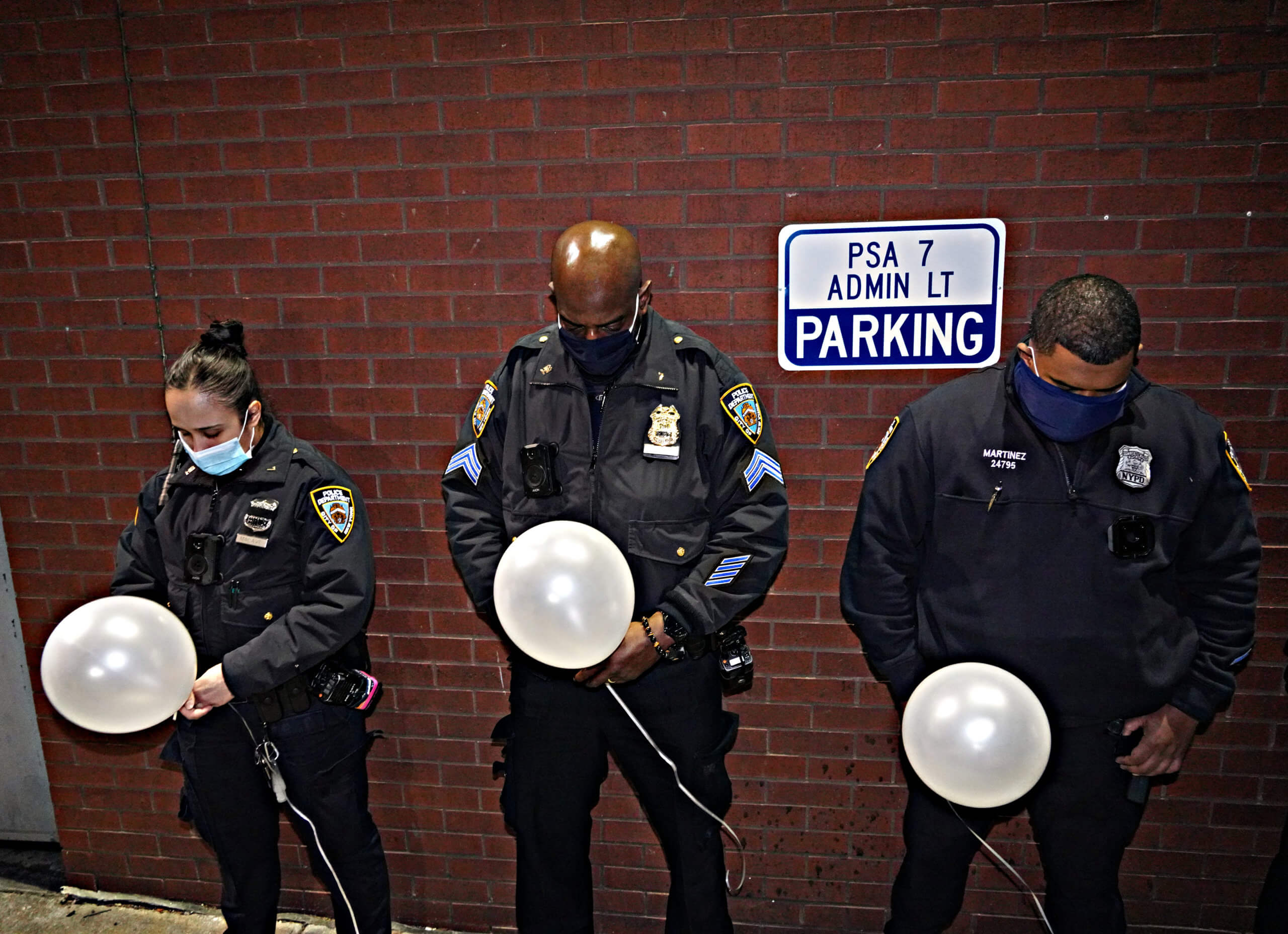 Bronx police hold vigil for fallen officer who succumbed to COVID-19 ...