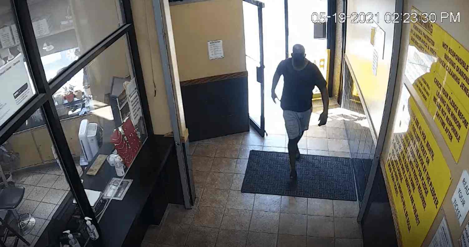 Crook snatches necklace from 71-year-old woman’s neck in the Bronx ...