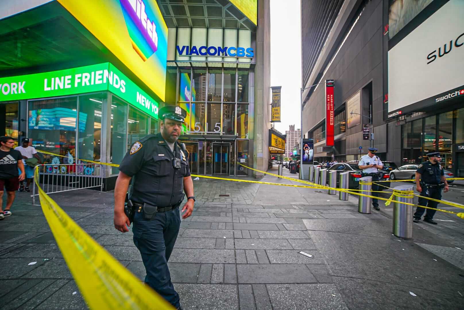 Man takes bullet to back, tourists rattled in Times Square shooting ...