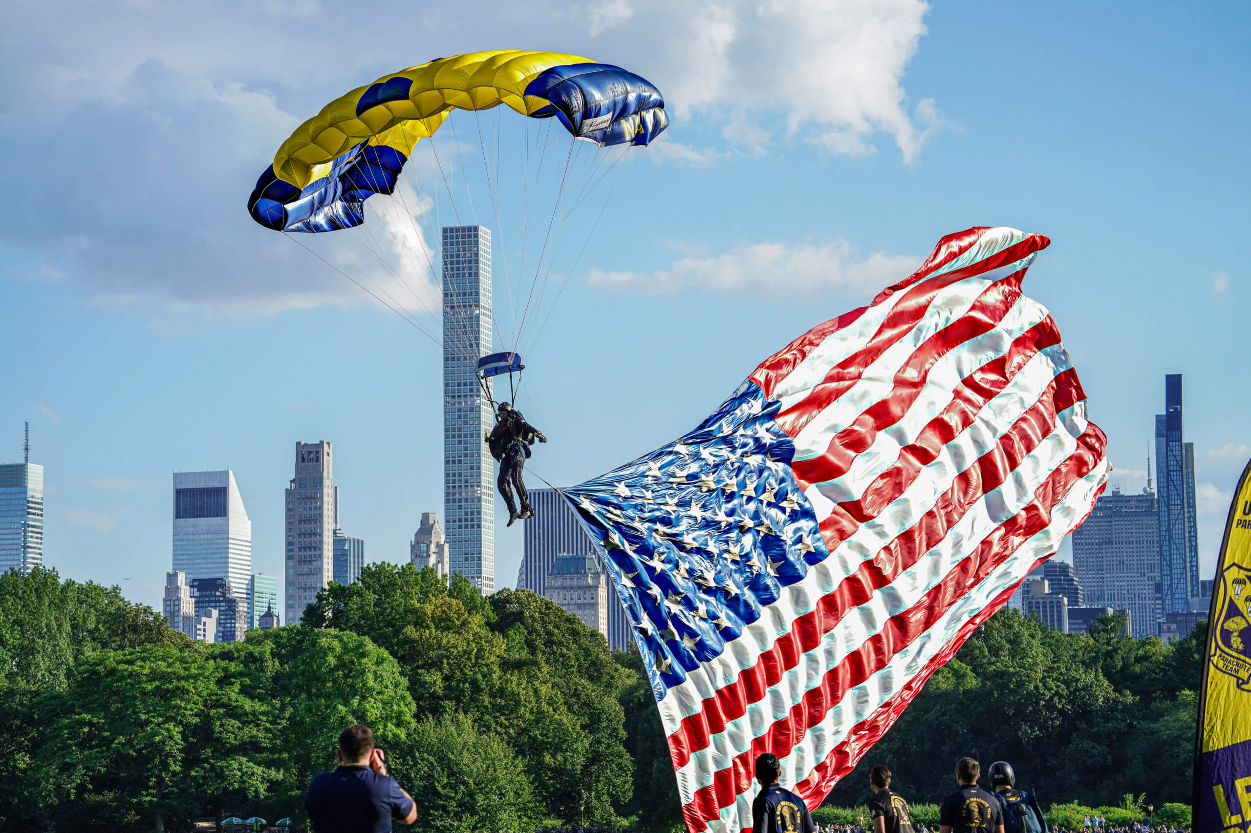 The Navy ‘Leap Frogs’ into Central Park during spectacular ...