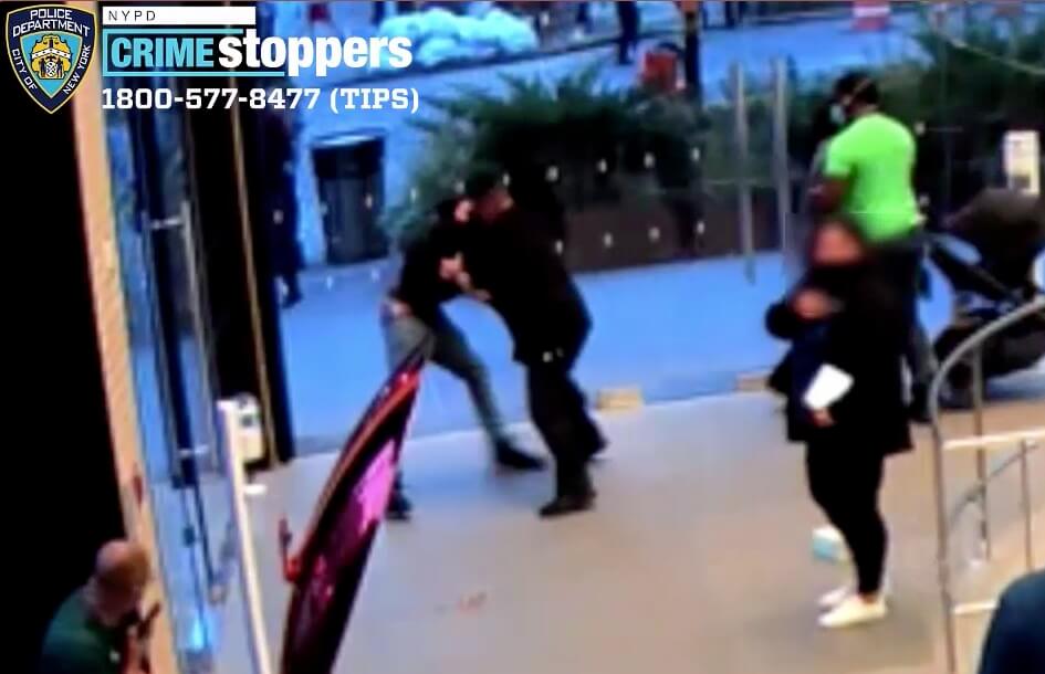 SEE IT: Violent robber brawls with, then stabs Apple Store security ...