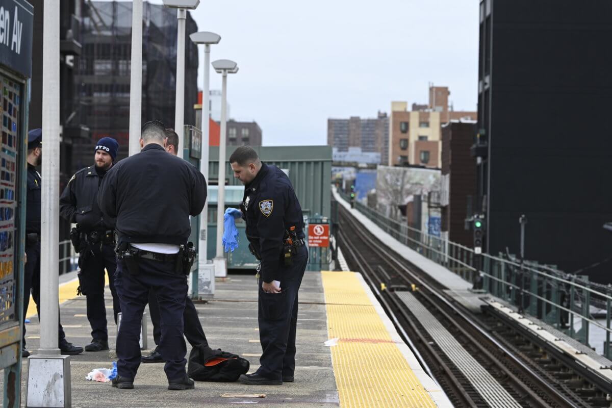 J train fight in Brooklyn ends with man slashed, two suspects on the ...