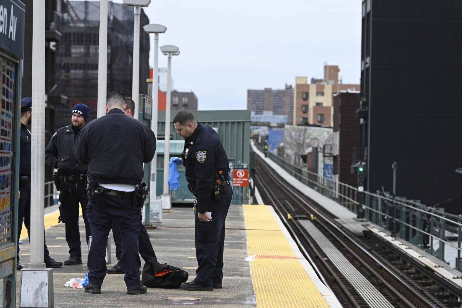 J train fight in Brooklyn ends with man slashed, two suspects on the ...