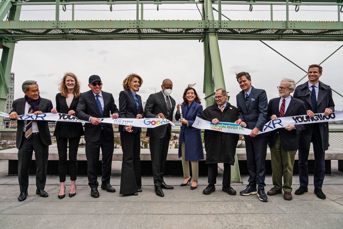 Mayor, Governor cuts ribbon on largest NYC rooftop park | amNewYork