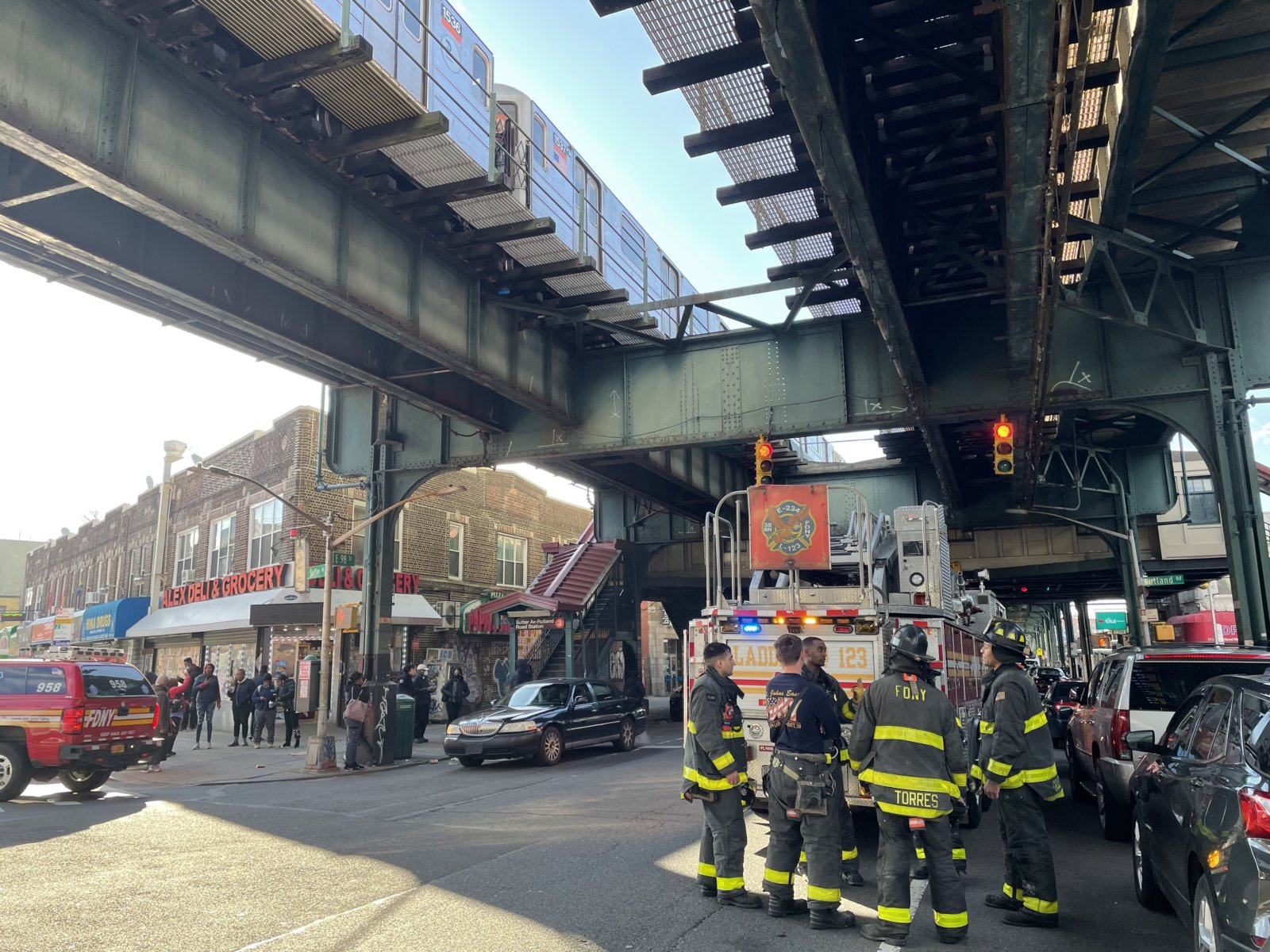 Two people dead after being struck by 3 train in Brooklyn | amNewYork