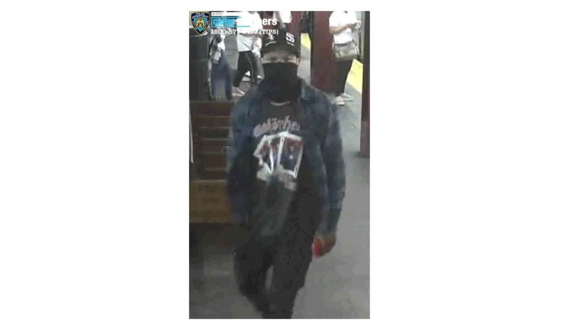 Suspects beat and rob man at gunpoint in Queens subway station | amNewYork