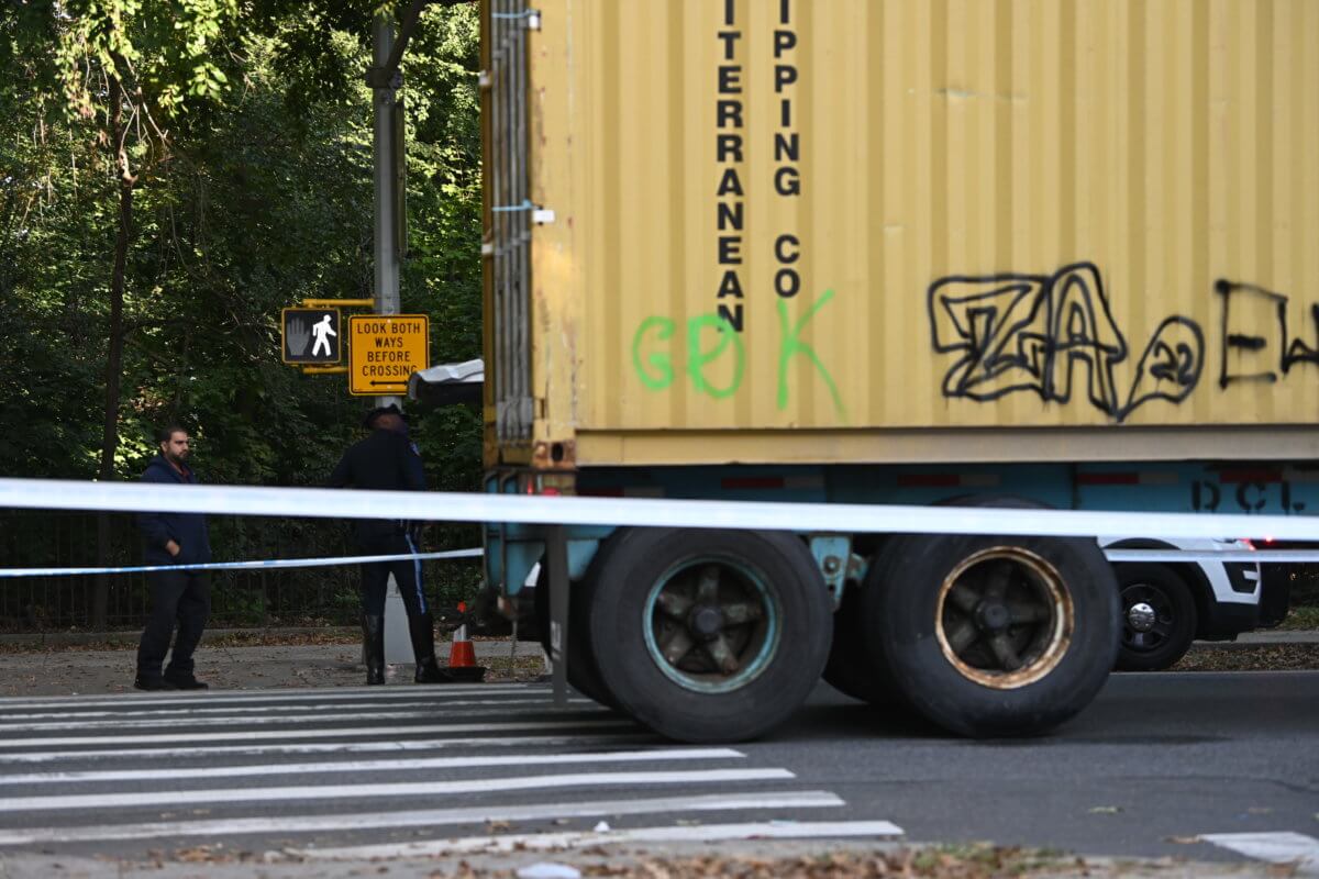 Bicyclist fatally struck by tractor trailer in Brooklyn | amNewYork Bicyclist fatally struck by tractor trailer in Brooklyn | amNewYork
