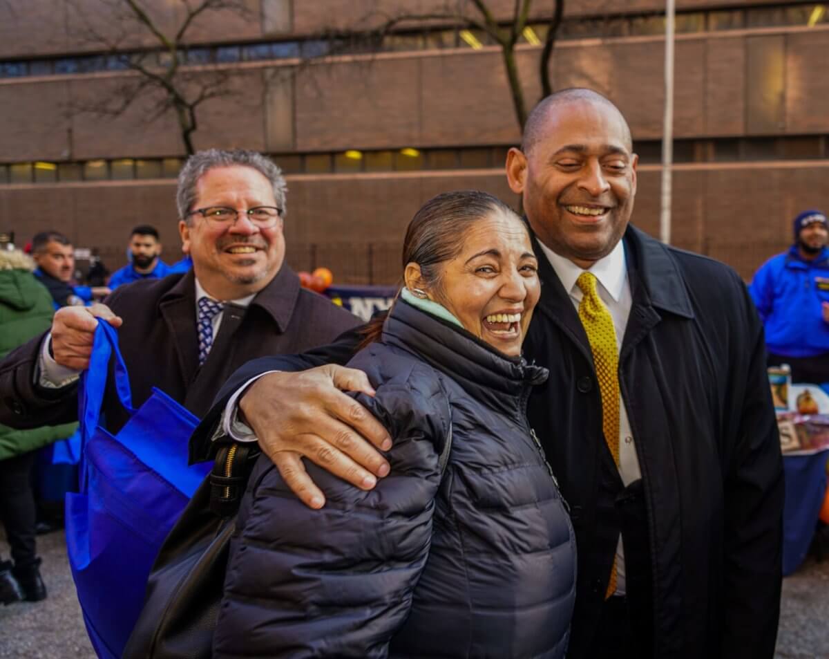 NYPD top brass distribute 1,000 turkeys outside of police headquarters ...