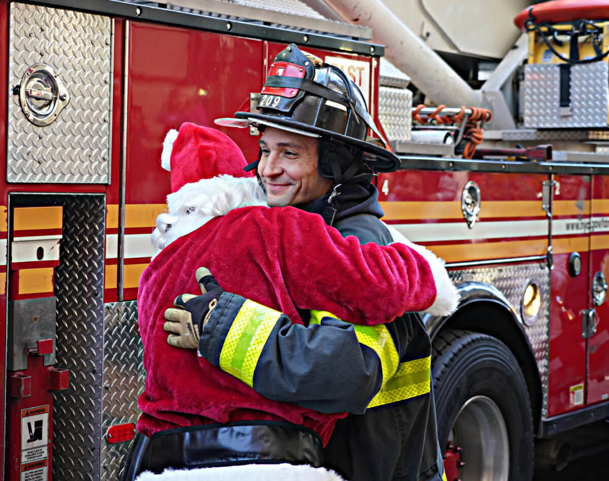 FDNY rescues Santa from New York City Fire Museum’s roof in return of ...