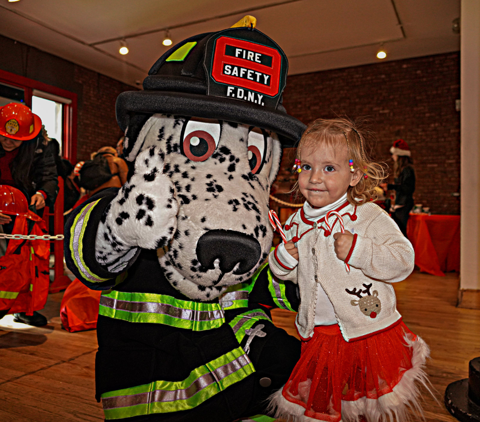 FDNY rescues Santa from New York City Fire Museum’s roof in return of ...