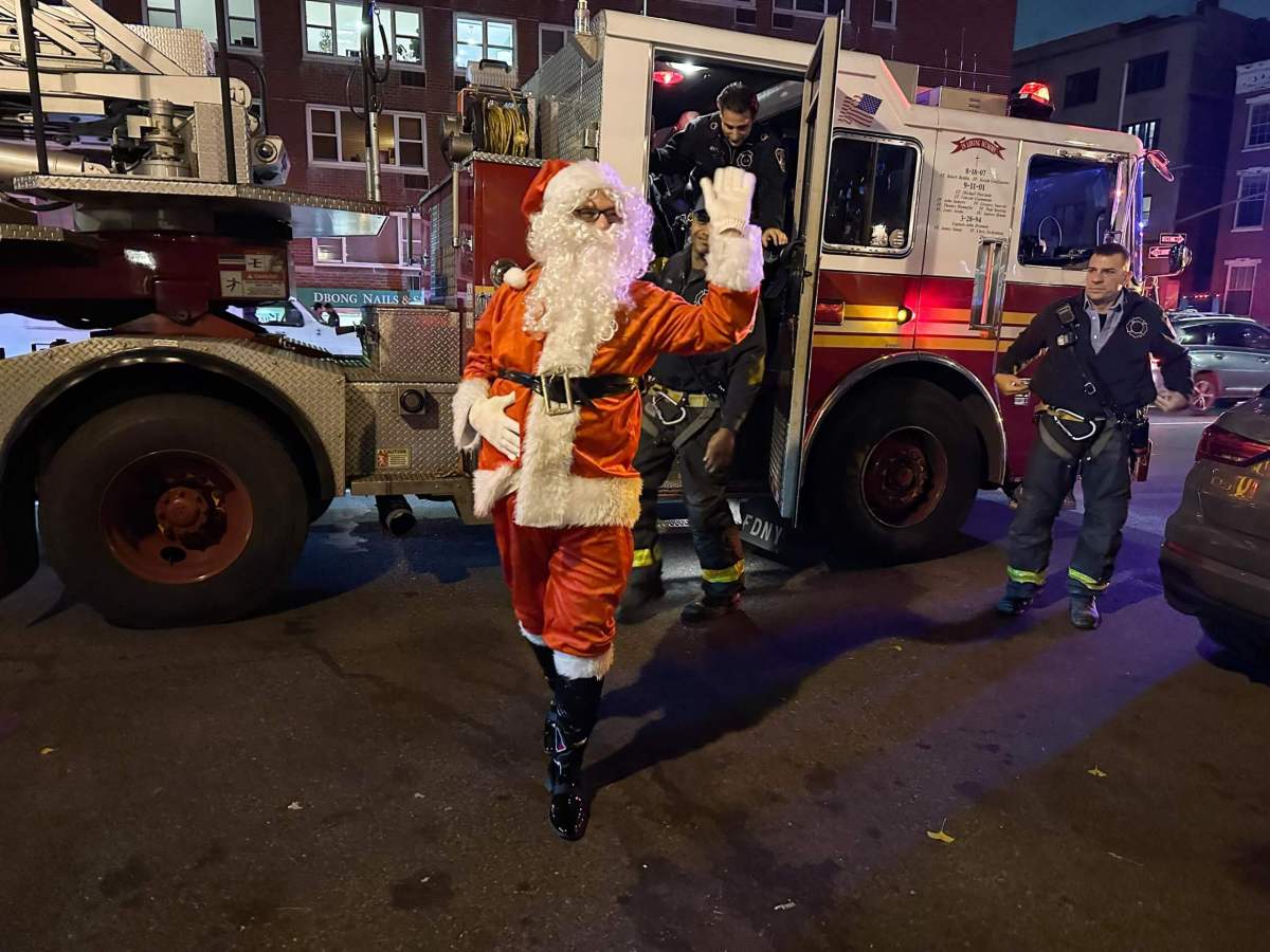 Santa lights the tree at Father Fagan Park in Soho | amNewYork