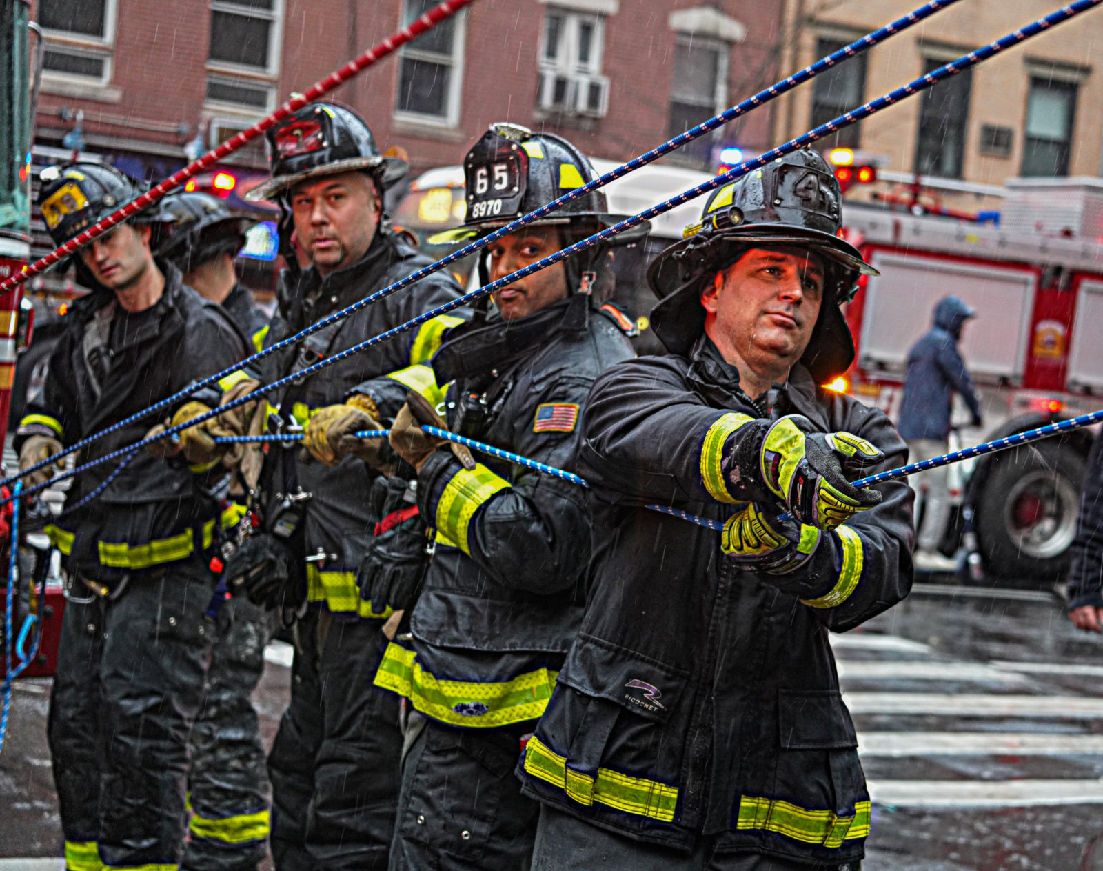 Dramatic rescue in Manhattan as firefighters pull construction worker ...