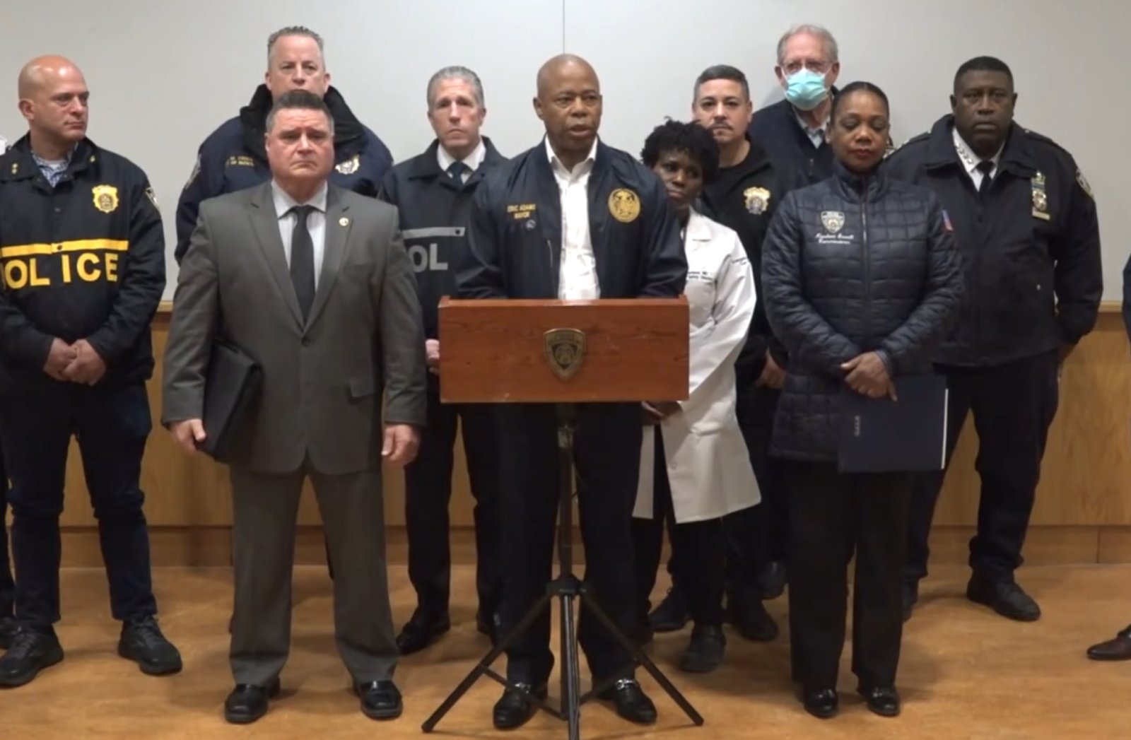 Bronx officer shot and injured in hail of bullets, teenage suspect in ...