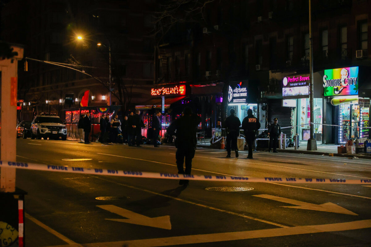 Hell’s Kitchen smoke shop worker shot by group: cops | amNewYork