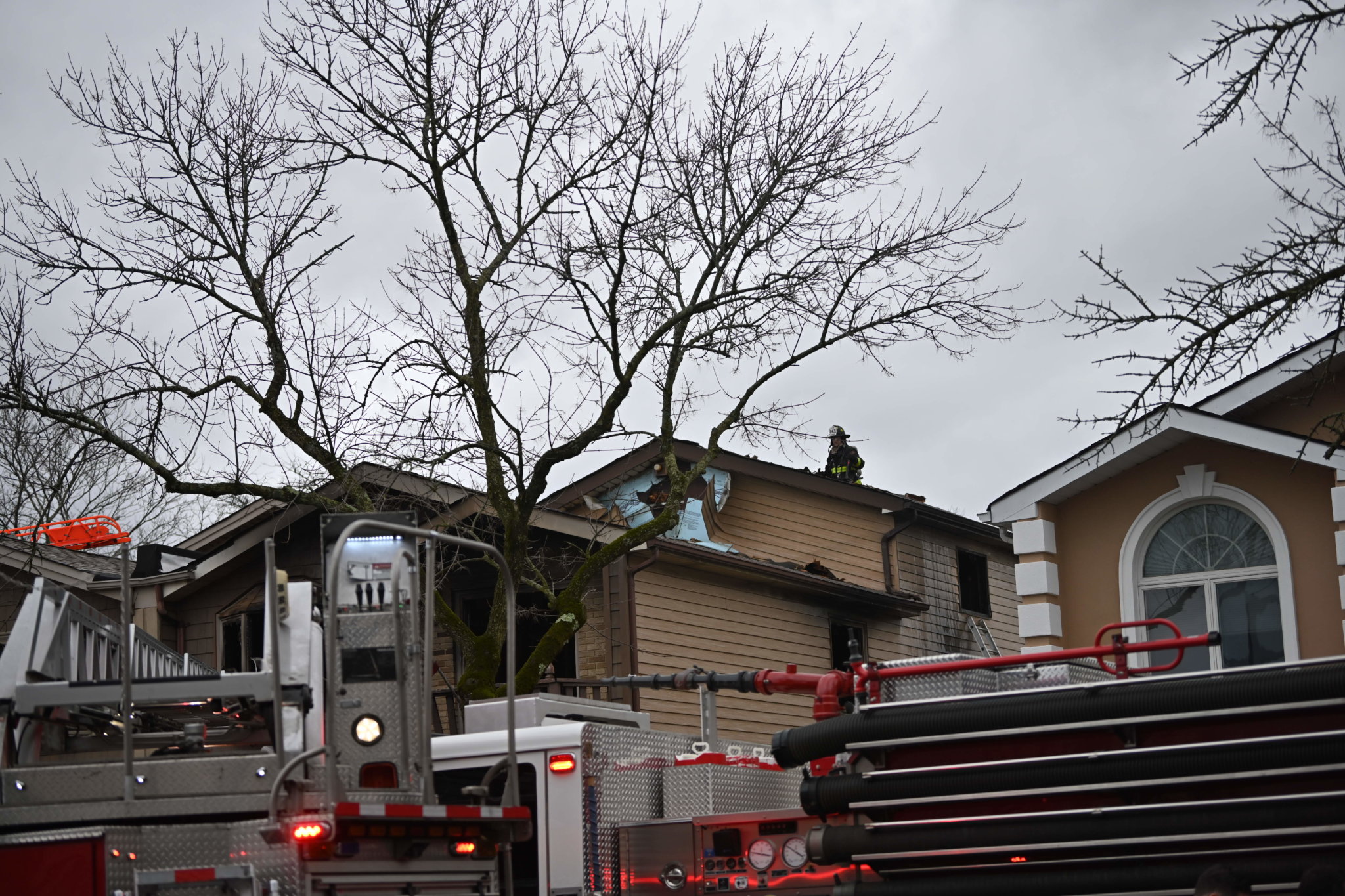 Massive Staten Island house fire prompts collapse, injures 20 ...