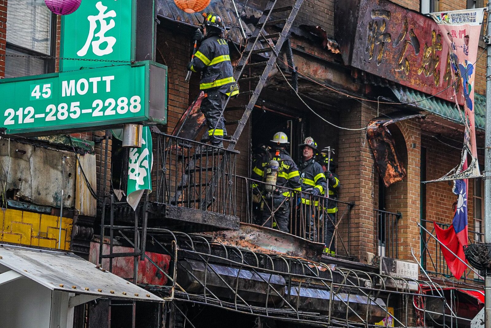Three-alarm Chinatown fire guts building, leaves 10 injured | amNewYork Three-alarm Chinatown fire guts building, leaves 10 injured | amNewYork