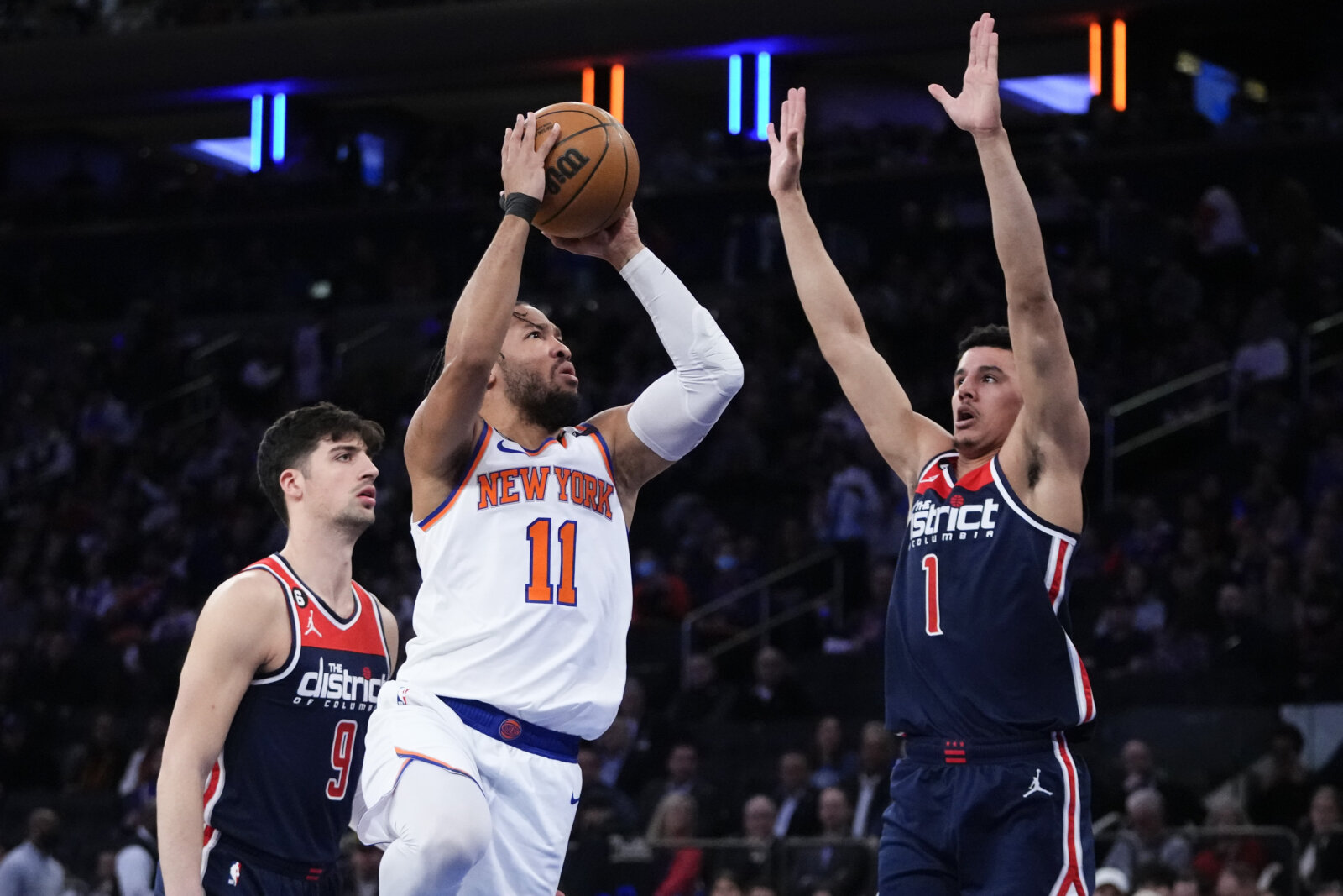 Knicks overcome sluggish start to clinch playoffs with 118-109 win over ...