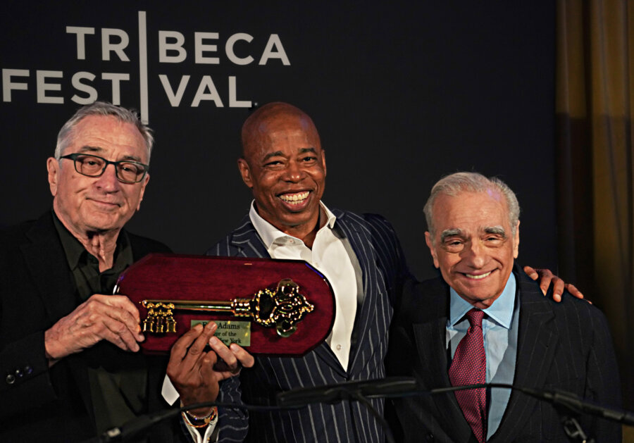 Mayor gifts Robert de Niro key to the city during opening night of ...
