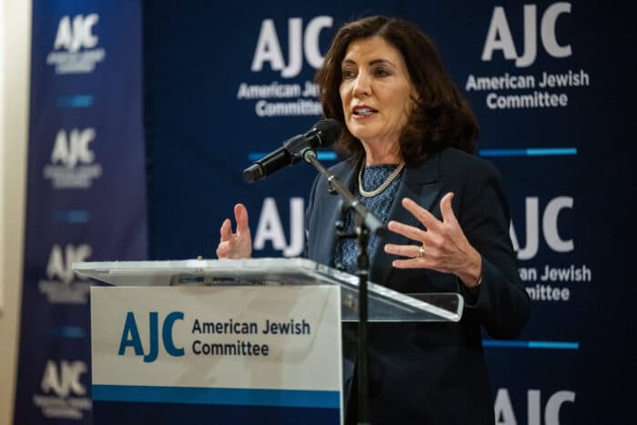 Hochul denounces antisemitism at meeting of Jewish leaders | amNewYork
