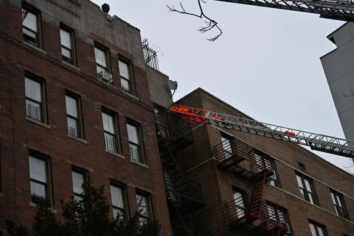 Firefighters take out fire in Brooklyn apartment building | amNewYork