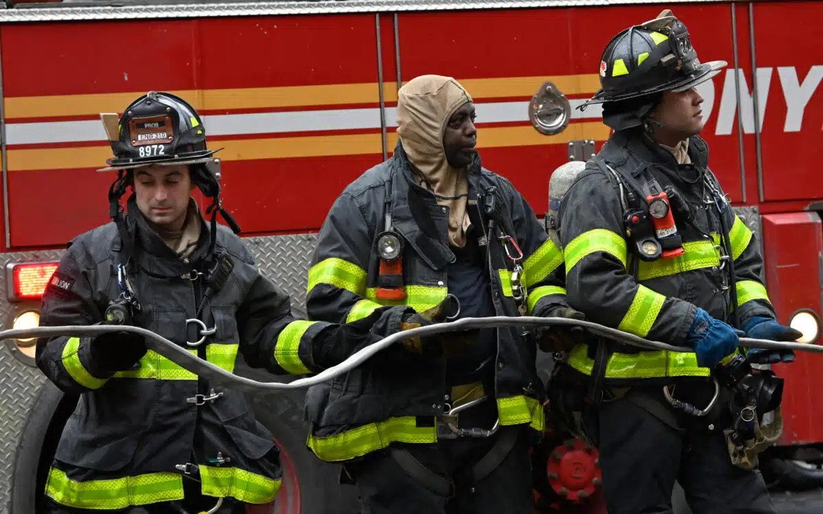 Firefighters take out fire in Brooklyn apartment building | amNewYork