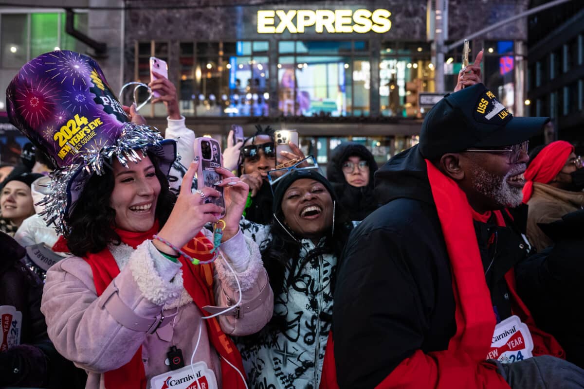 Tourists and New Yorkers to splurge on New Year’s Eve amidst lingering ...