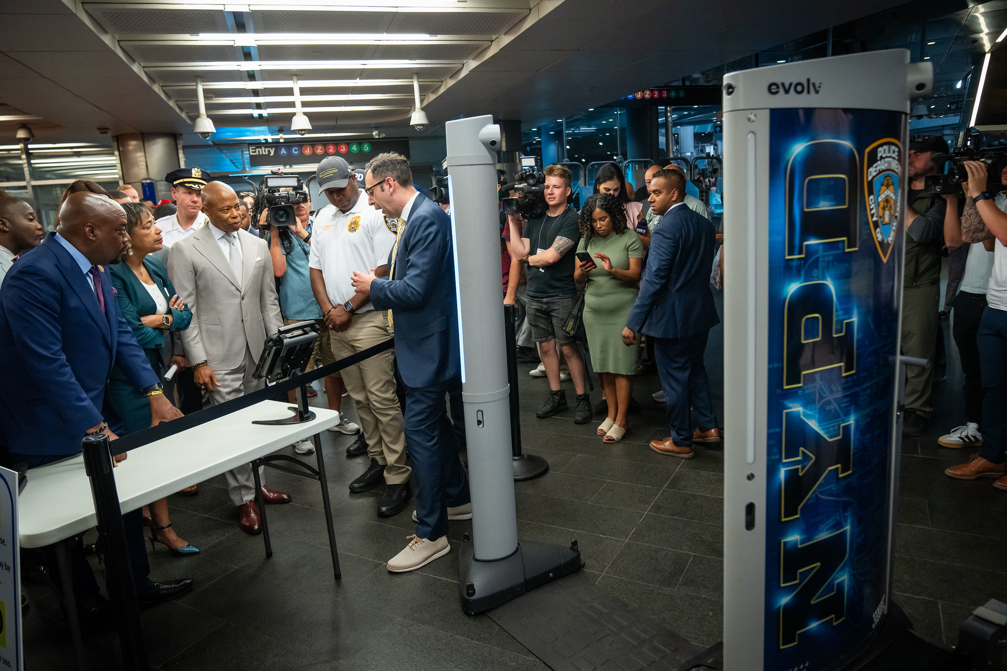 AI Metal Detectors in Subways Raise Privacy Concerns