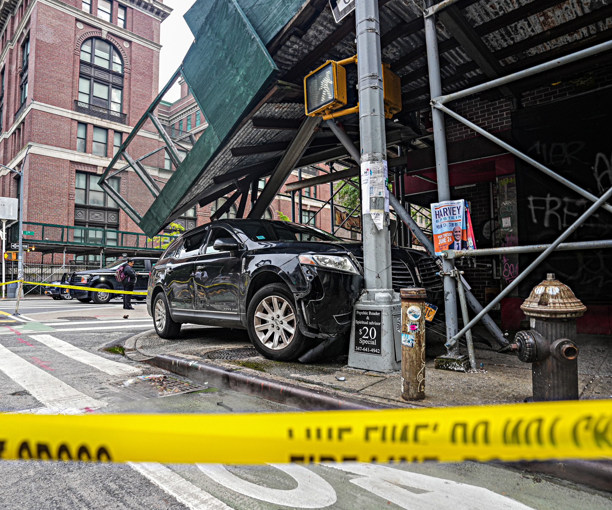 TLC driver crashes into and collapses Manhattan scaffold – amNewYork